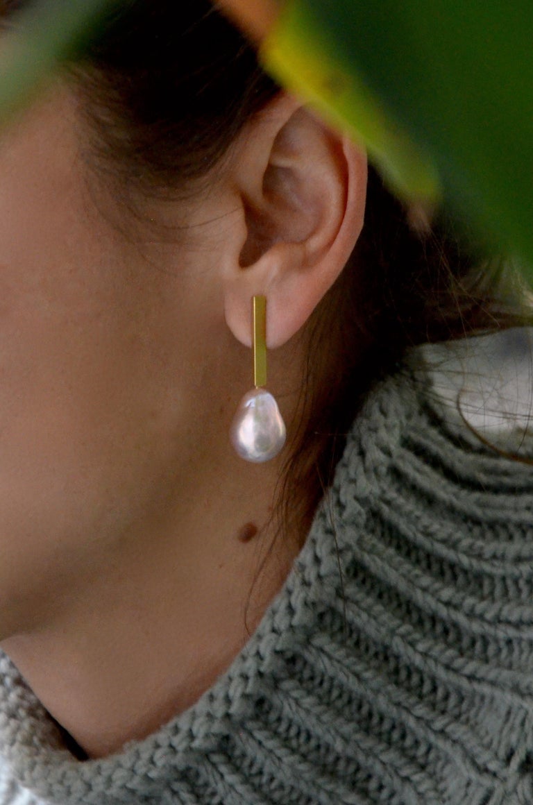 Contemporary 18 Karat Yellow Gold Ming Pearl Earrings For Sale at 1stDibs