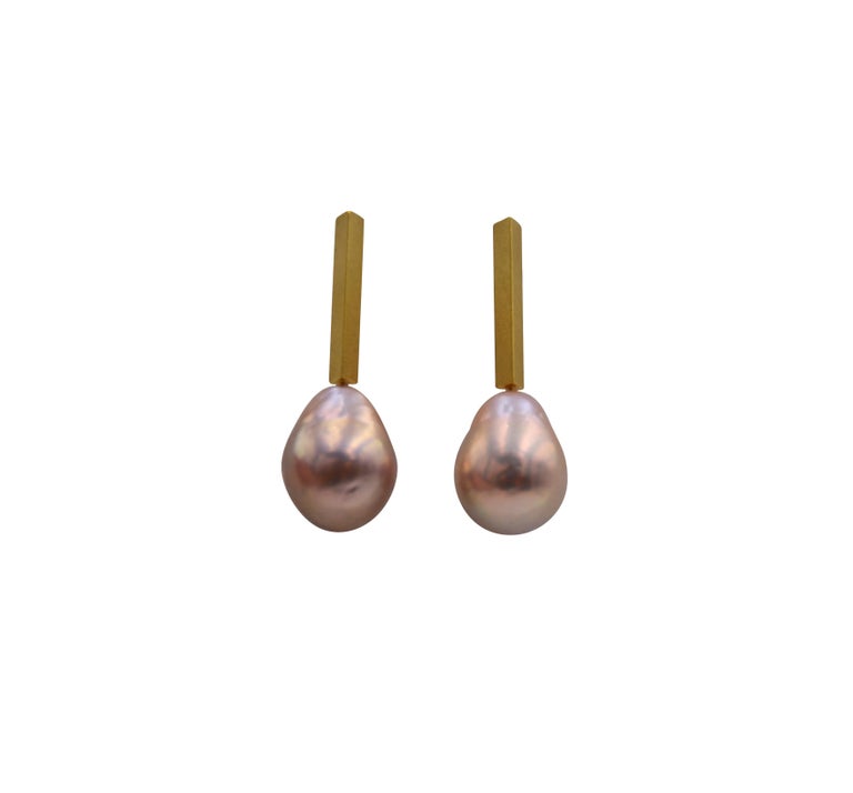 Contemporary 18 Karat Yellow Gold Ming Pearl Earrings For Sale at 1stDibs