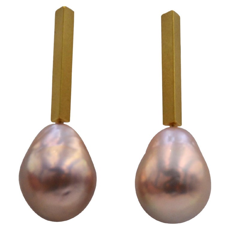 Contemporary 18 Karat Yellow Gold Ming Pearl Earrings For Sale at 1stDibs