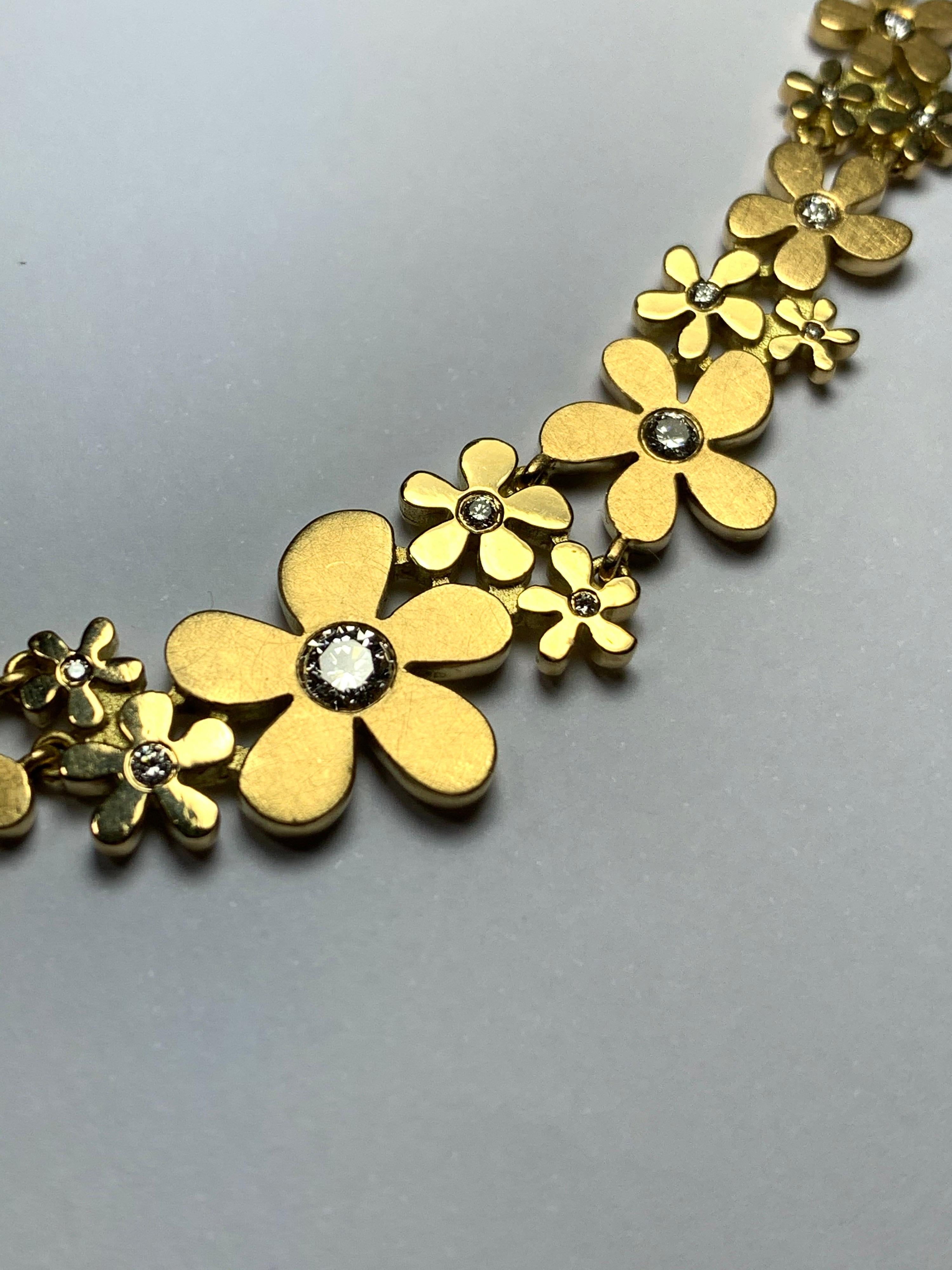 Contemporary 18 Carat Gold and Diamond Daisy Necklace For Sale at 1stDibs