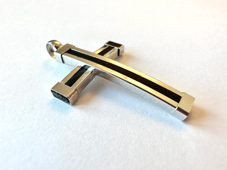 Contemporary 18 Karat White Gold and Rubber Cross For Sale at 1stDibs