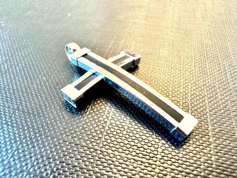 Contemporary 18 Karat White Gold and Rubber Cross For Sale at 1stDibs