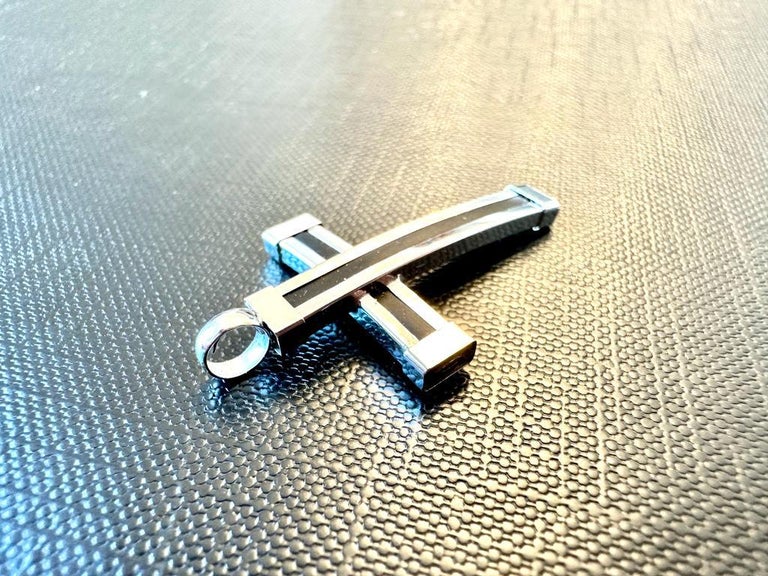 Contemporary 18 Karat White Gold and Rubber Cross For Sale at 1stDibs