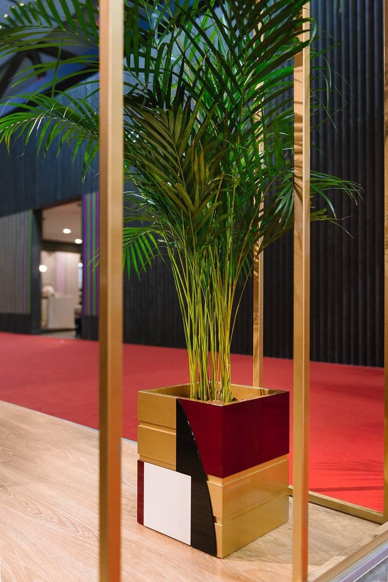 Contemporary Divina Floor Pot or Planter in Aluminium For Sale at 1stDibs