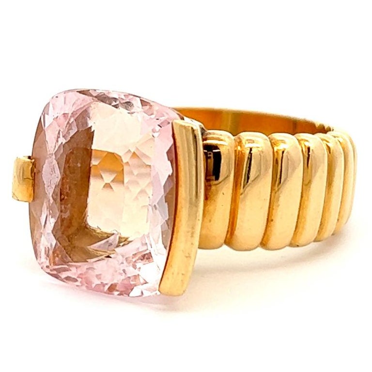 Contemporary Morganite 18 Karat Yellow Gold Ring For Sale at 1stDibs