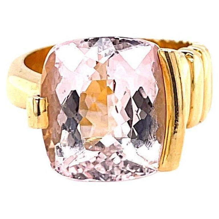 Contemporary Morganite 18 Karat Yellow Gold Ring For Sale at 1stDibs