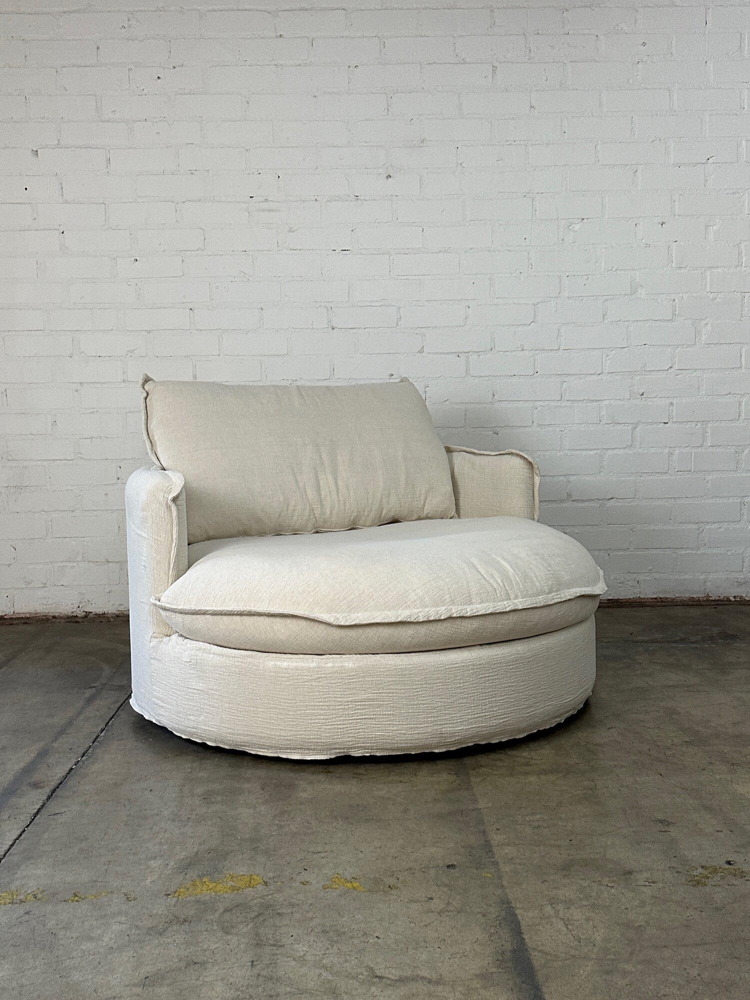 Contemporary round daybed chair For Sale at 1stDibs