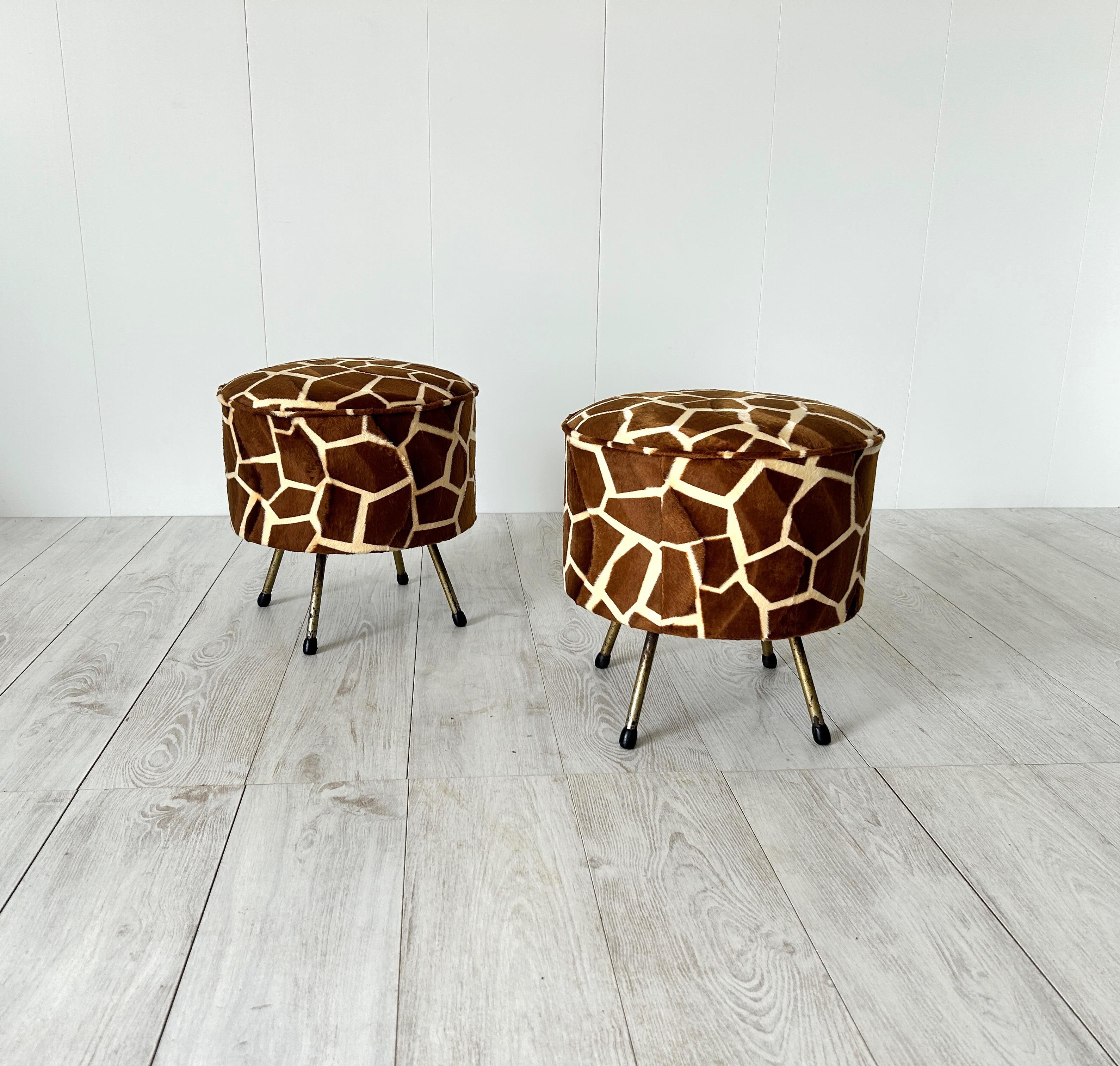 Coppia di puff anni '60 con tessuto Giraffa at 1stDibs