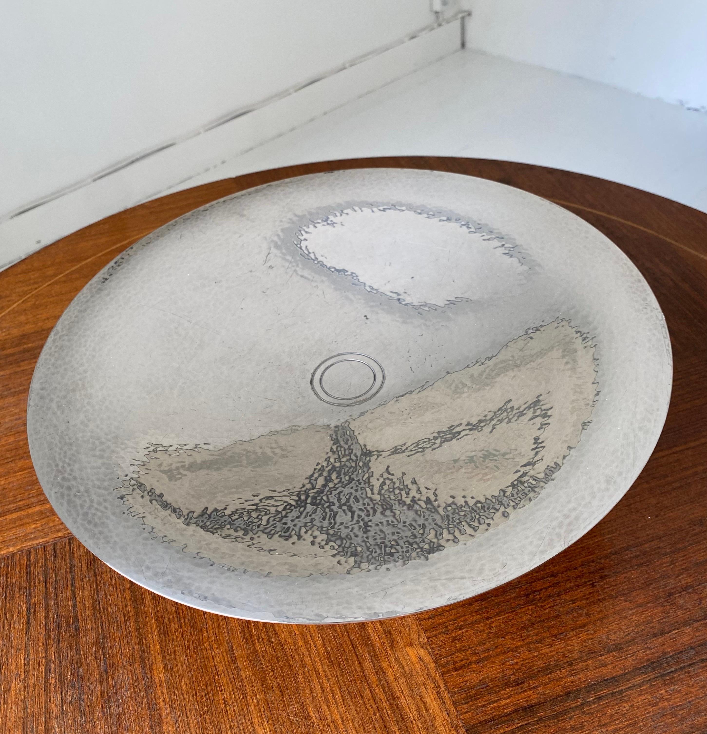 Coupe en métal argenté Art Deco par Luc Lanel For Sale at 1stDibs