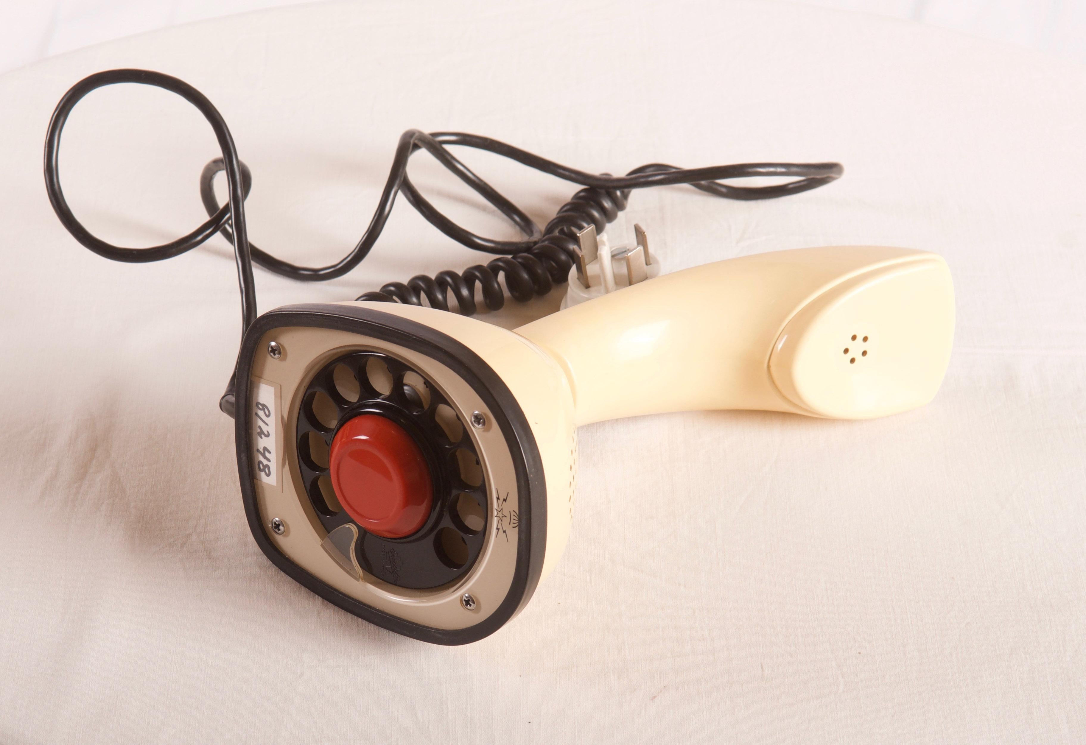 Crème Cobra Table Phone, Ericofon By LM Ericsson at 1stDibs | ericofon ...