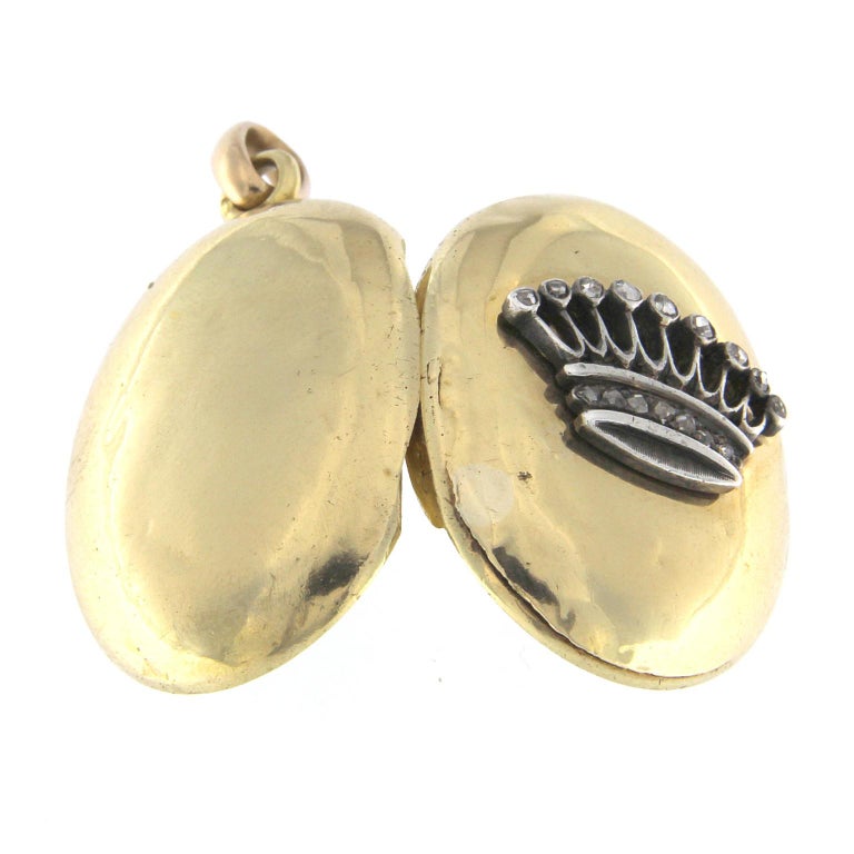Crown Pill Box in 18 Karat Gold For Sale at 1stDibs