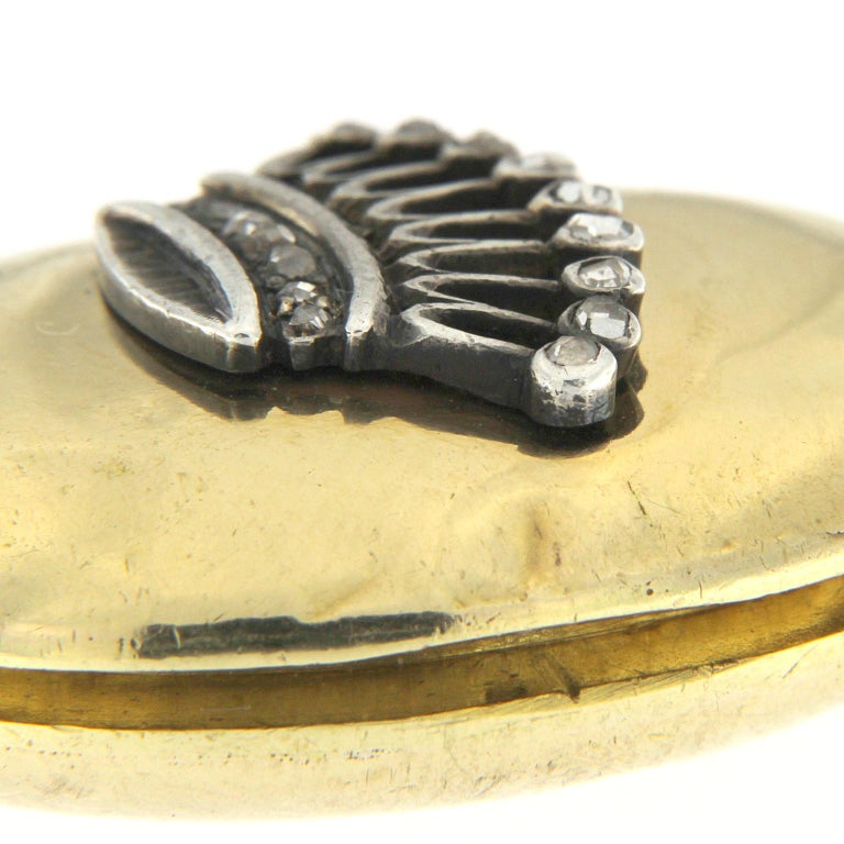 Crown Pill Box in 18 Karat Gold For Sale at 1stDibs