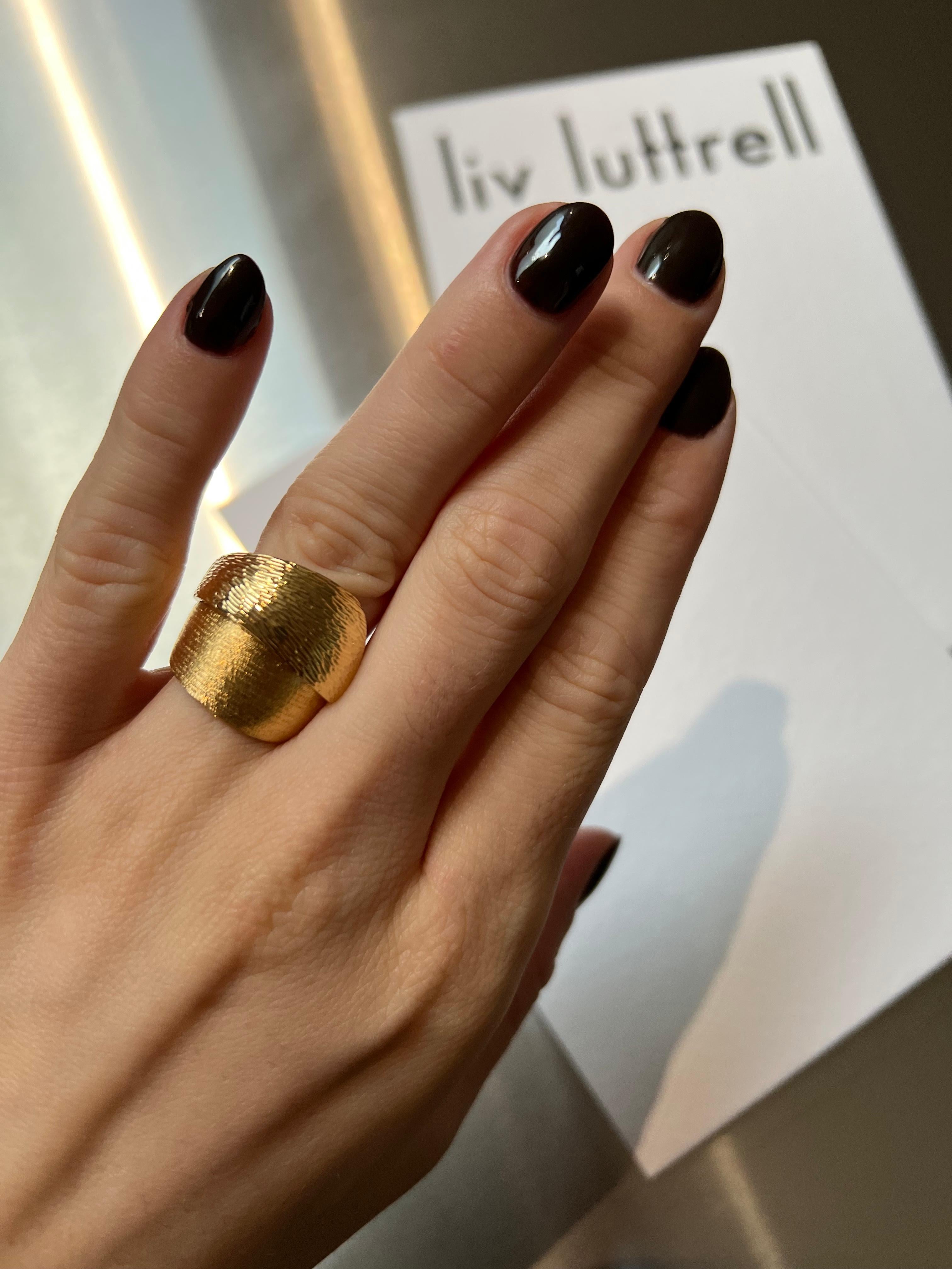 Customizable CURVED FORMS RING Yellow gold with silk and textured engraving by Liv Luttrell For ...