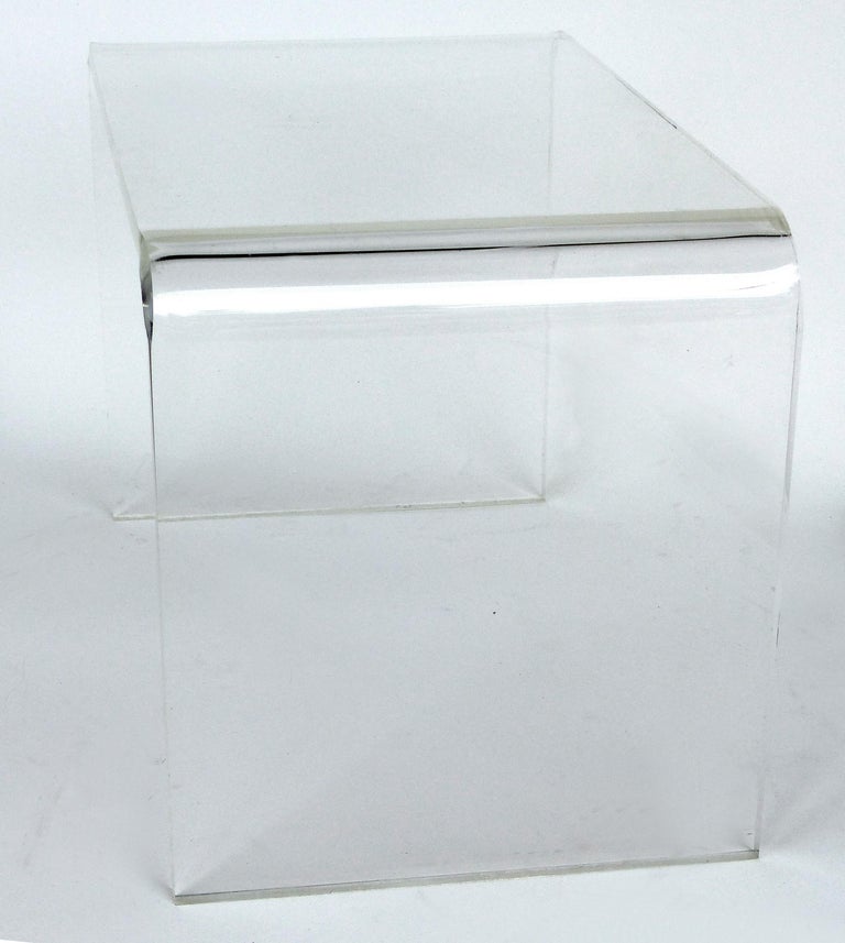 Wasserfall-Tisch oder -Bank aus Lucite mit gebogenen Seiten im Angebot ...