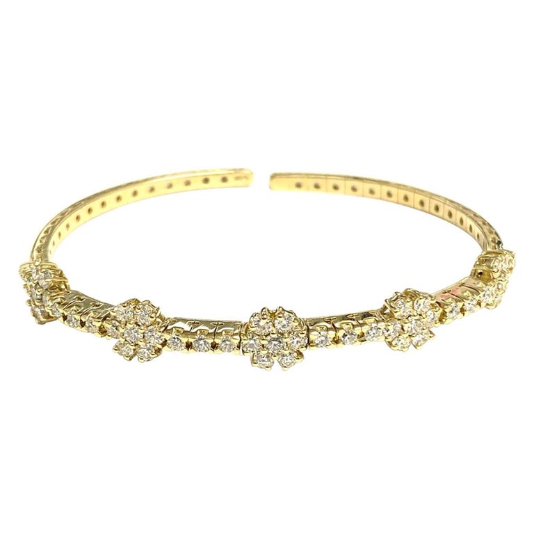Daisy Diamond Bangle in 18 Karat Yellow Gold For Sale at 1stDibs