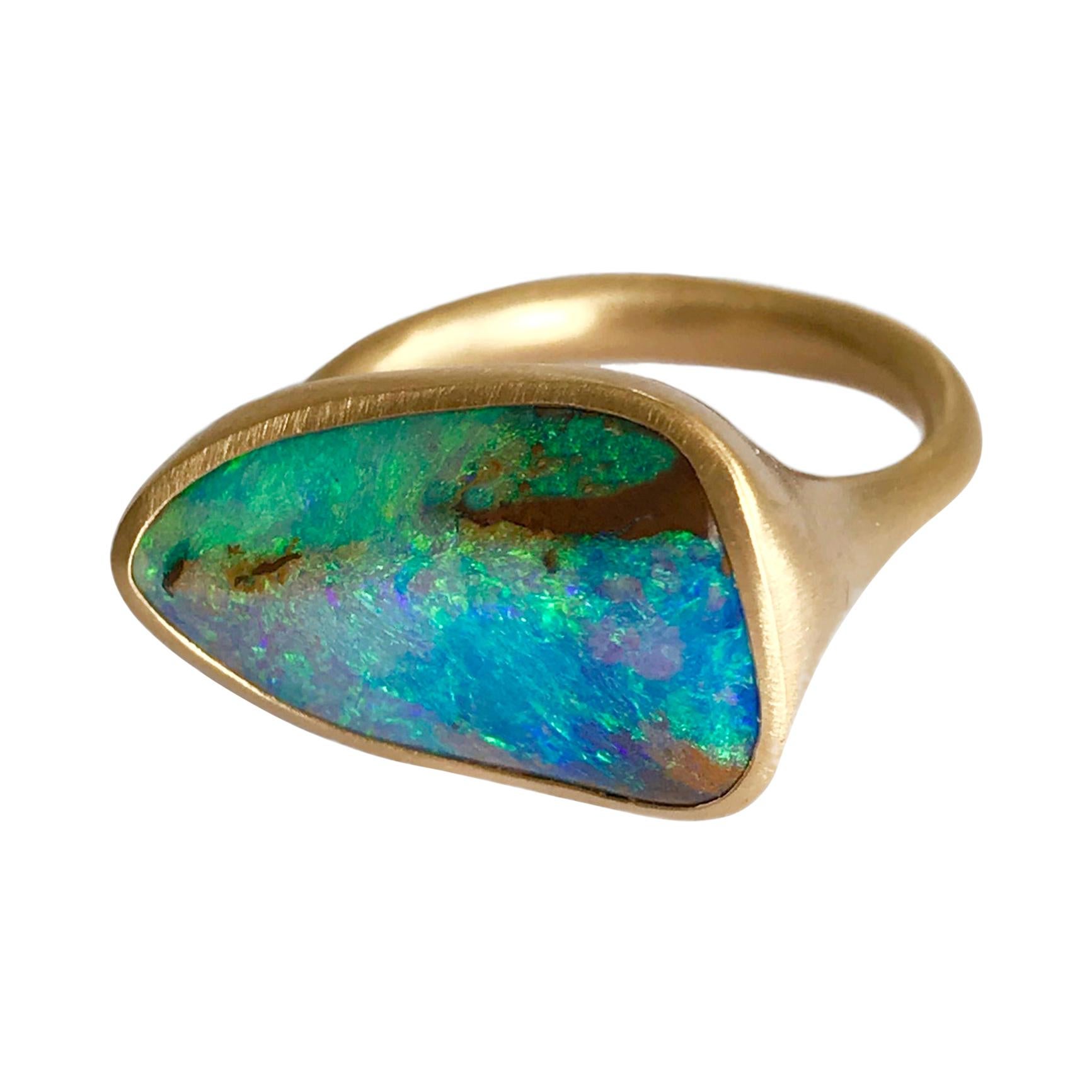 Dalben Engraved Green Moonstone Millerighe Yellow Gold Ring at 1stDibs