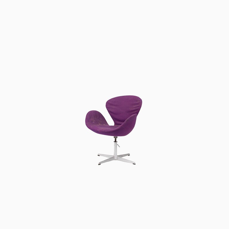 Danish Modern Arne Jacobsen Swan Chair For Sale at 1stDibs