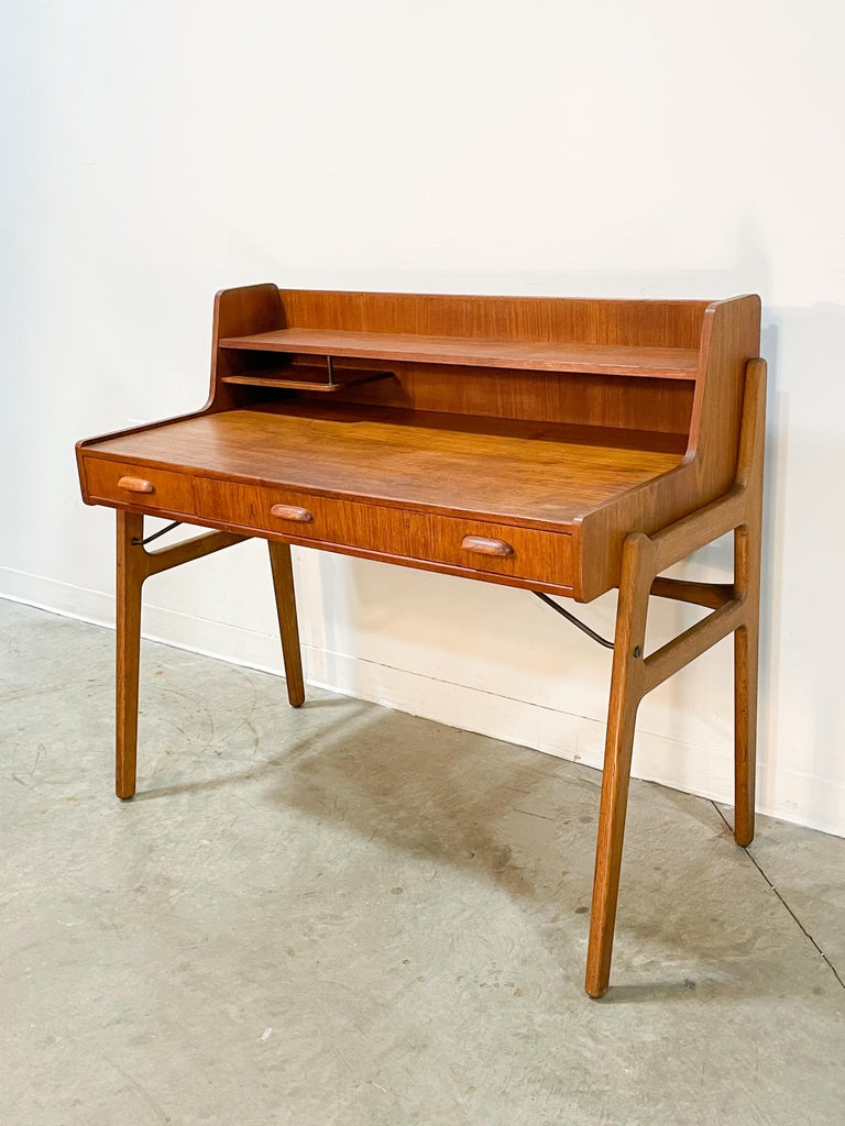 Danish Modern Desk in Teak and Oak For Sale at 1stDibs