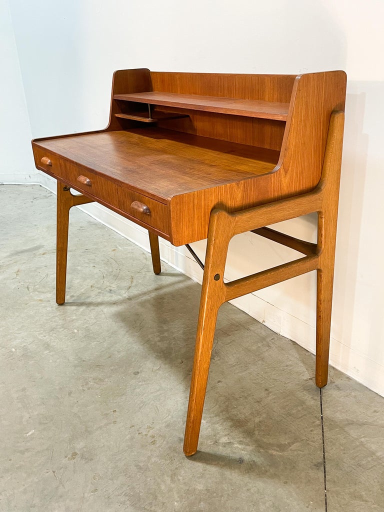 Danish Modern Desk in Teak and Oak For Sale at 1stDibs