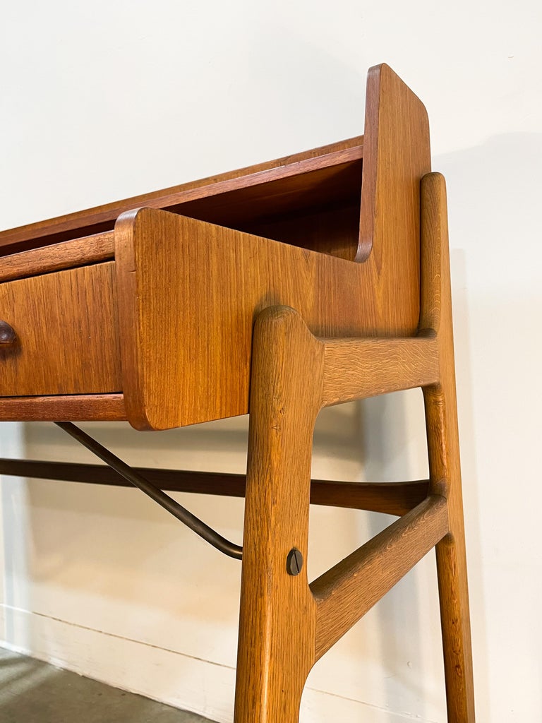 Danish Modern Desk in Teak and Oak For Sale at 1stDibs