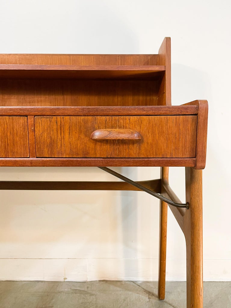 Danish Modern Desk in Teak and Oak For Sale at 1stDibs