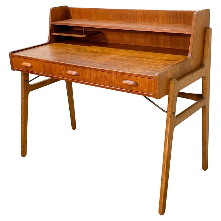 Danish Modern Desk in Teak and Oak For Sale at 1stDibs