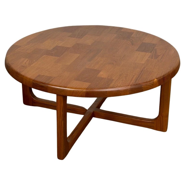 Table basse moderne danoise en teck massif En vente sur 1stDibs