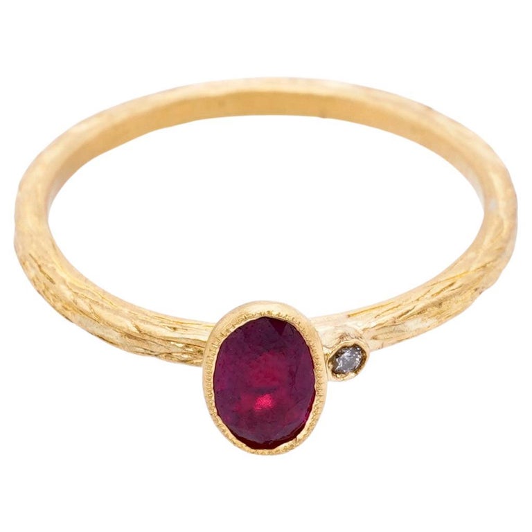 Bague en or massif 24 carats avec rubis ovale rouge foncé et diamants ...