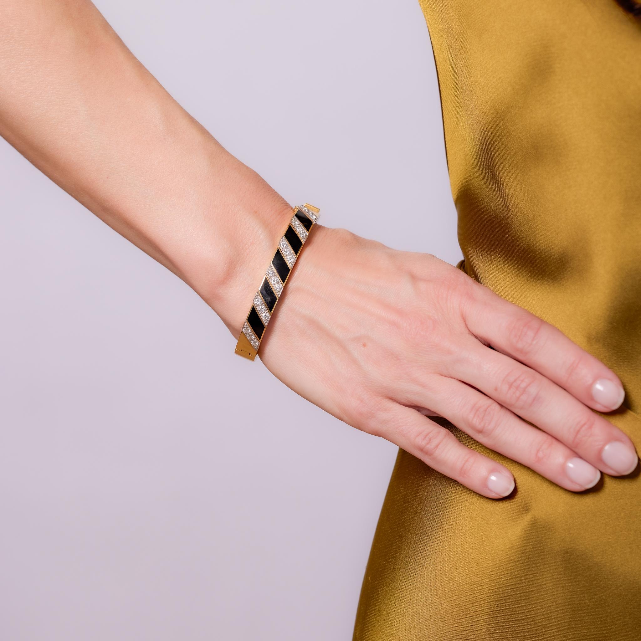 David Webb diamond 18k yellow gold black enamel bangle For Sale at 1stDibs