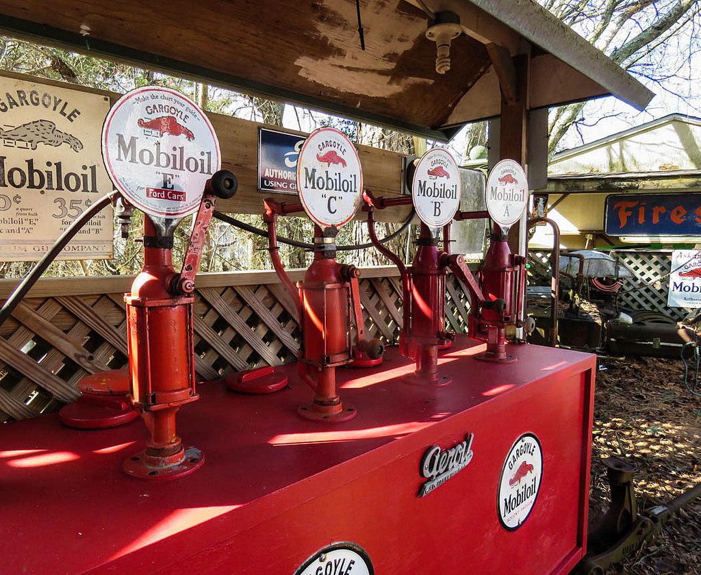 1920s-1930s Mobiloil Gargoyle D.S. Porcelain Lubester Sign For Sale at ...