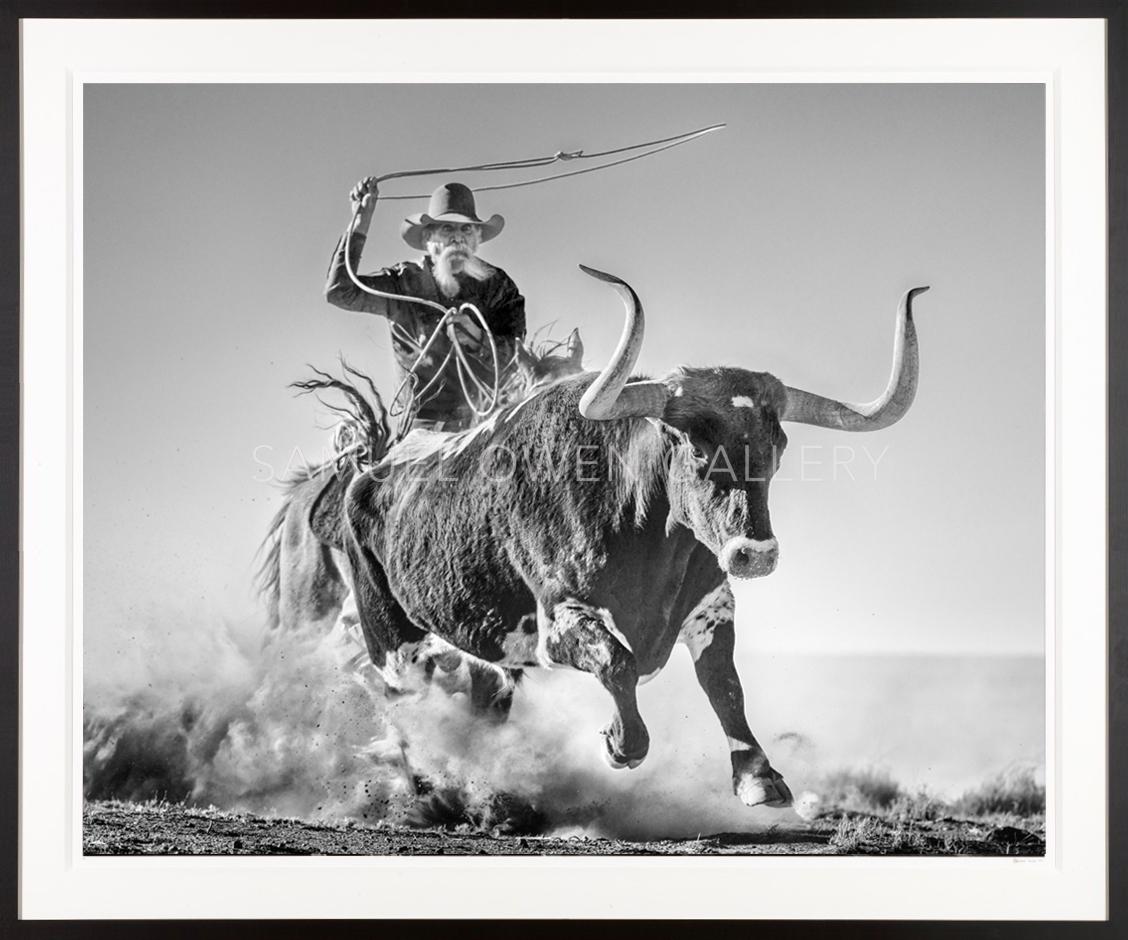 David Yarrow – „Ain't My First Rodeo“ Cowboy Lassoing a Bull von David ...