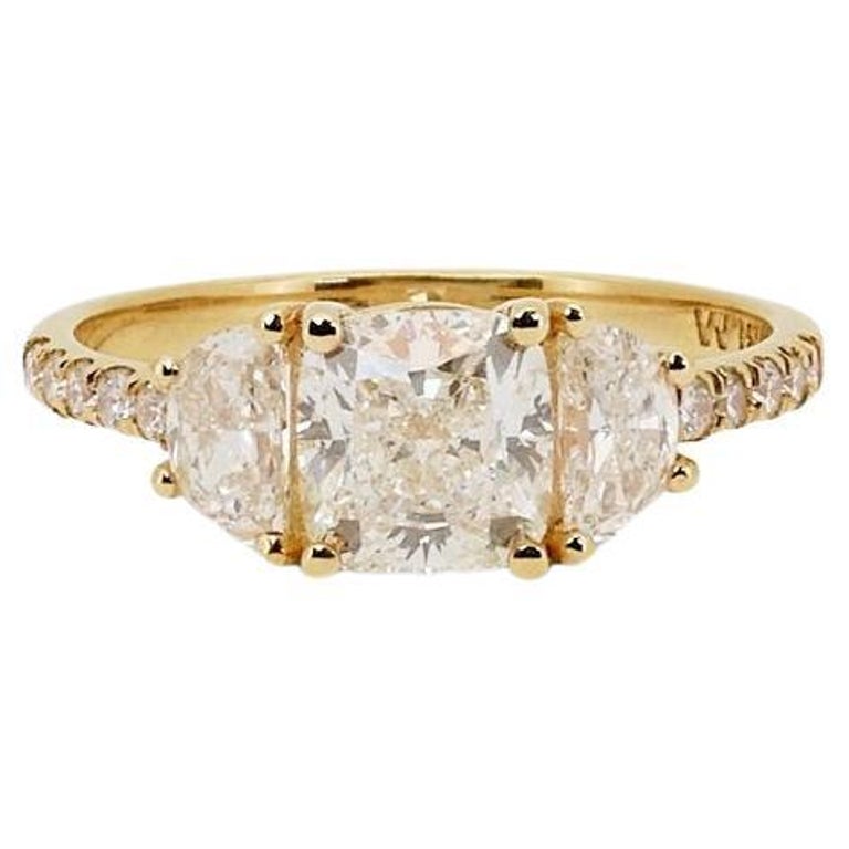 Dazzling 18k Yellow Gold Ring with 2.15 ct Natural Diamonds IGI Certificate For Sale at 1stDibs