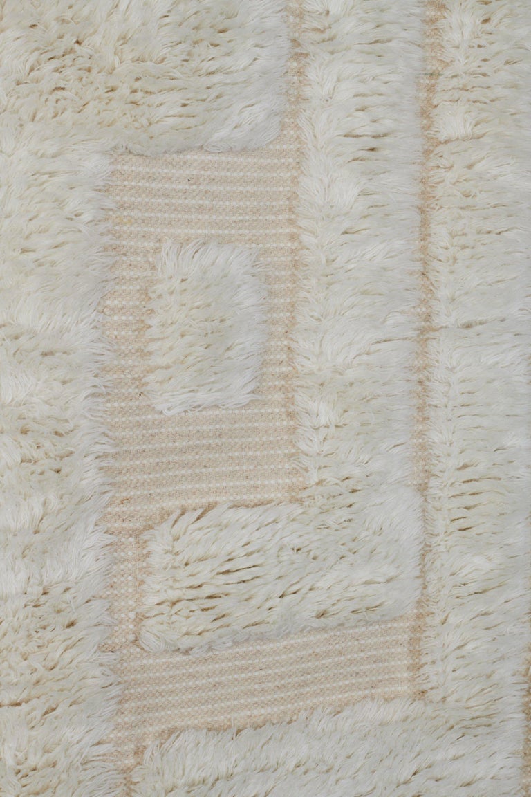 Handwoven Shaggy Labyrinth Wool Rug White Large For Sale at 1stDibs