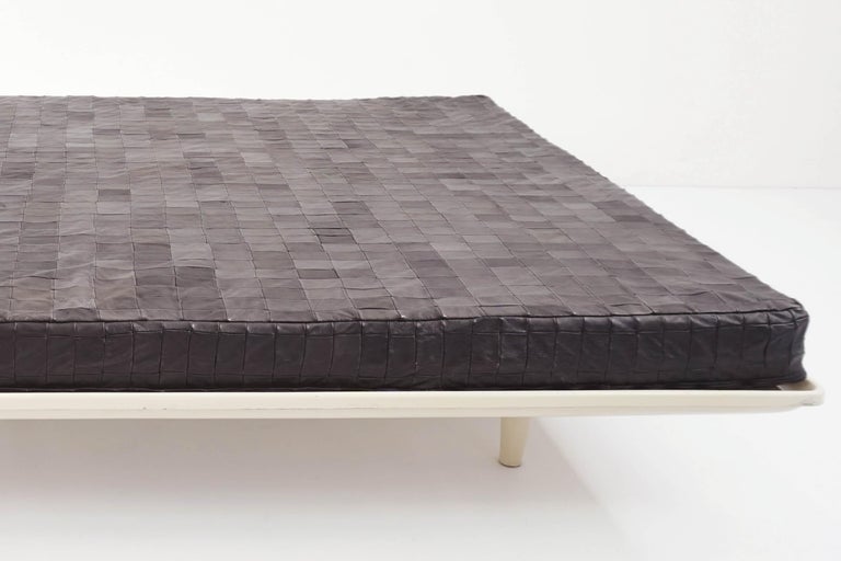 De Sede Black Leather Mattress and Large Day Bed Mod. Stapelbett Swiss ...