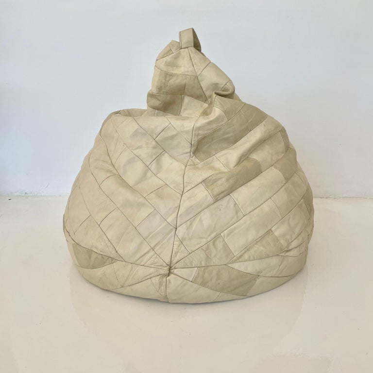 De Sede Cremefarbene Patchwork-Ledertasche in Bean im Angebot bei 1stDibs