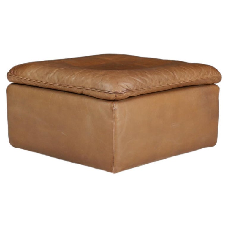 Grand pouf De Sede en cuir cognac patiné, Suisse, années 1970 En vente ...