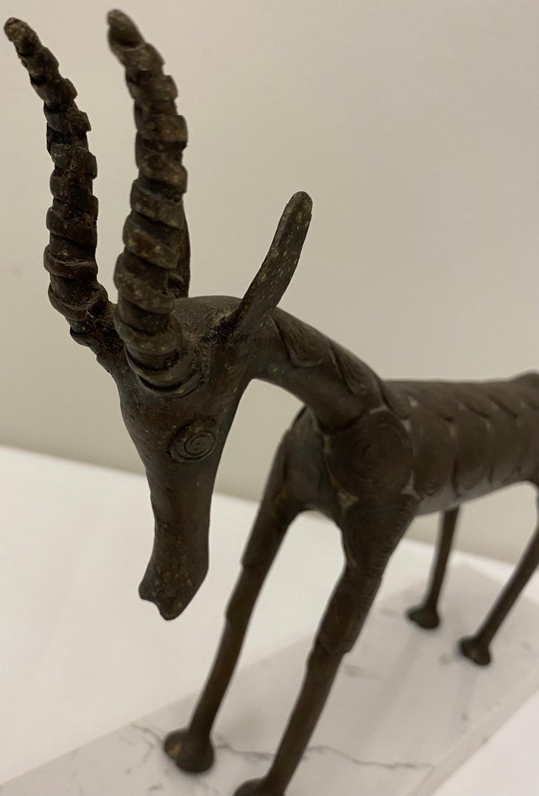 Dekorative afrikanische Antilope-Skulptur aus dem Stammesleben von ...