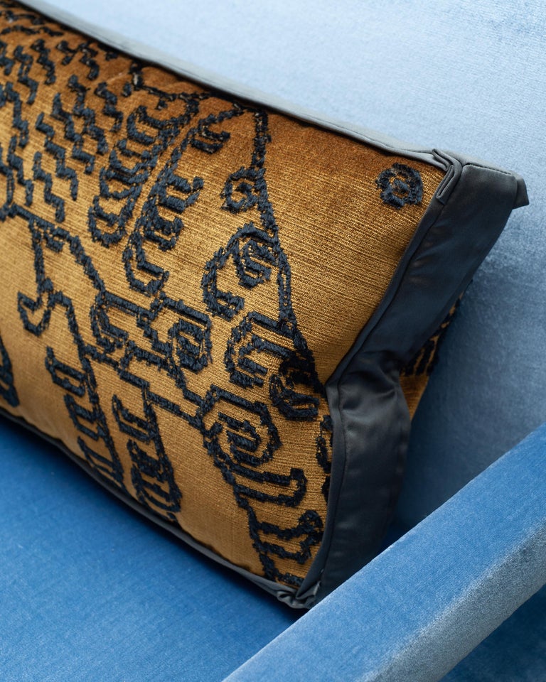 Coussin Fauteuil Dedar Tiger Mountain en velours noir et or de Studio ...