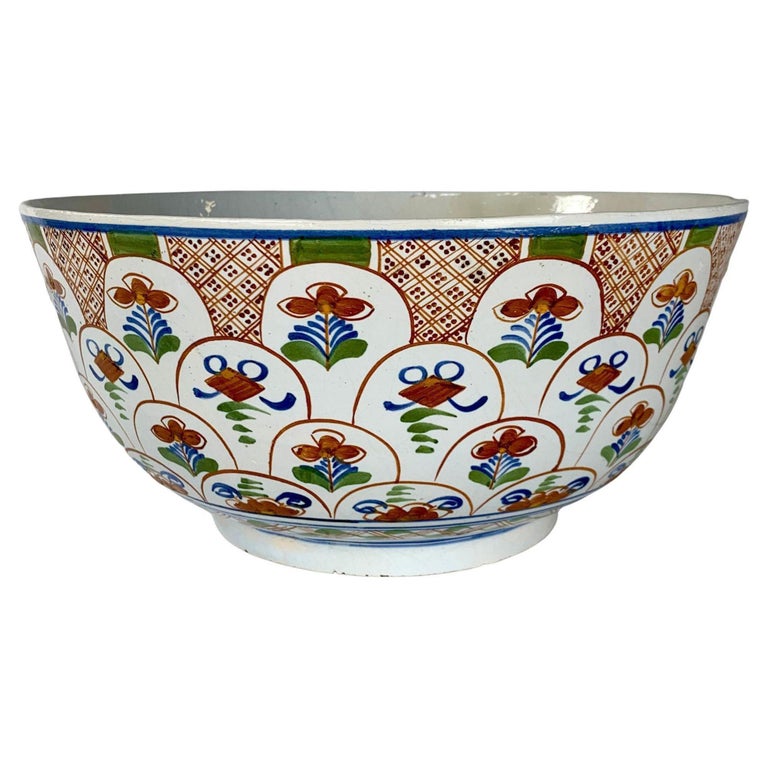 Delft Bowl with Four Matching Delft Chargers Iron Red and Green 18th ...