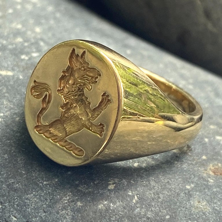 Demi-Rampant Wolf Family Crest or Signet Ring Hallmarked 1973 in 18k ...