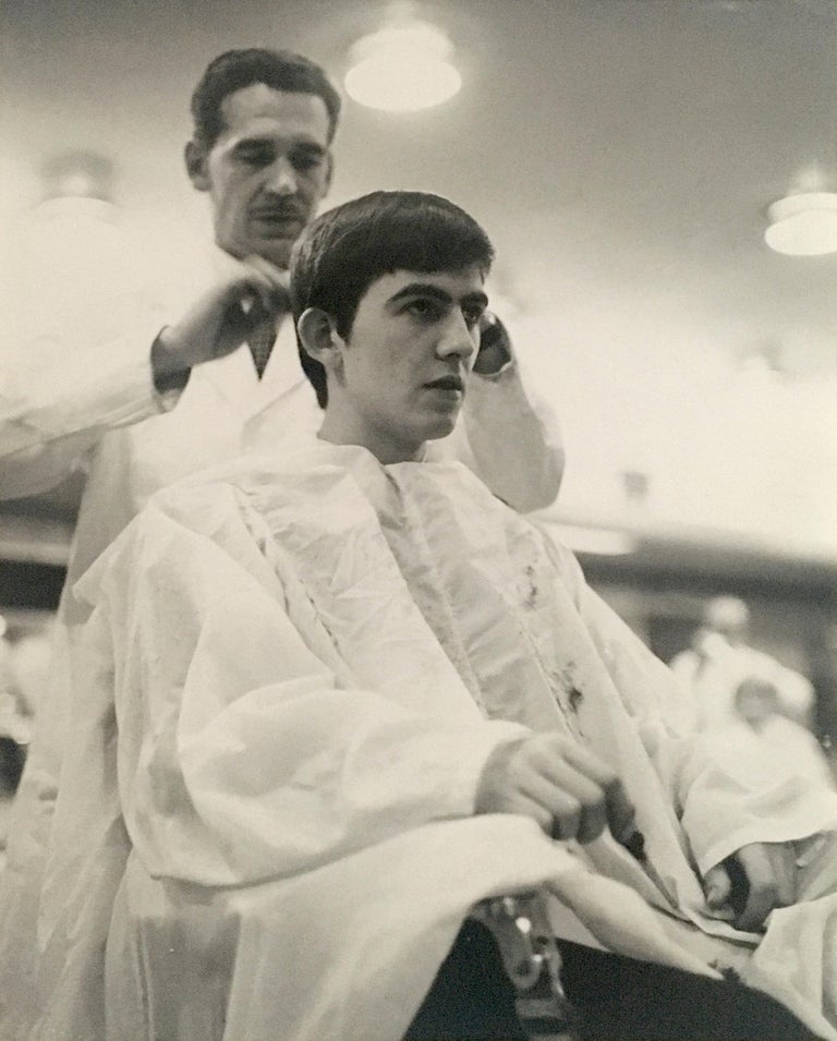 Dezo Hoffman - George Harrison at the Barber (The Barber) en vente sur ...