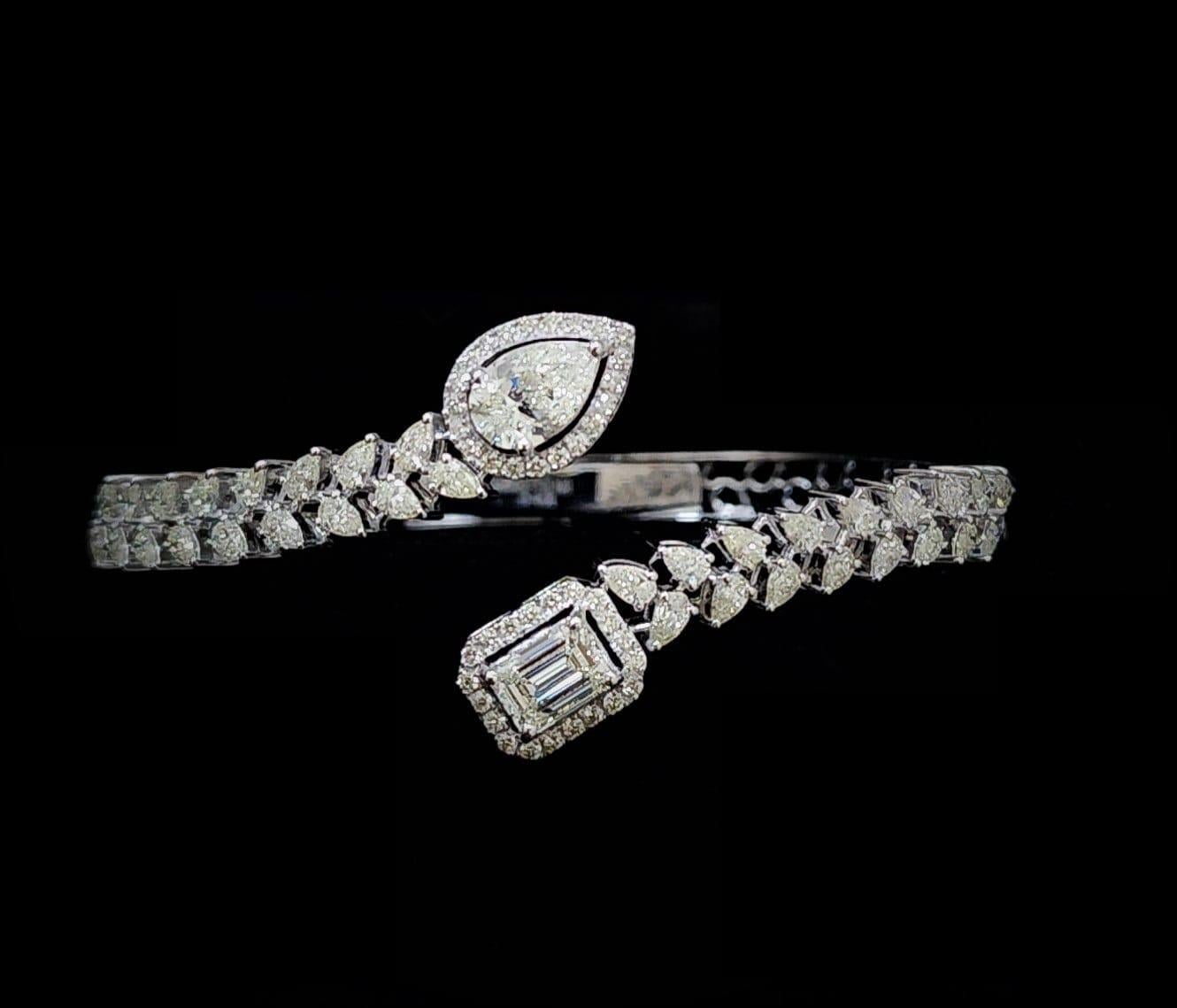 Diamond Bangle in 18K White Gold For Sale at 1stDibs