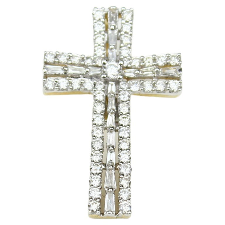 Diamond Cross Pendant in 18K Solid Gold For Sale at 1stDibs