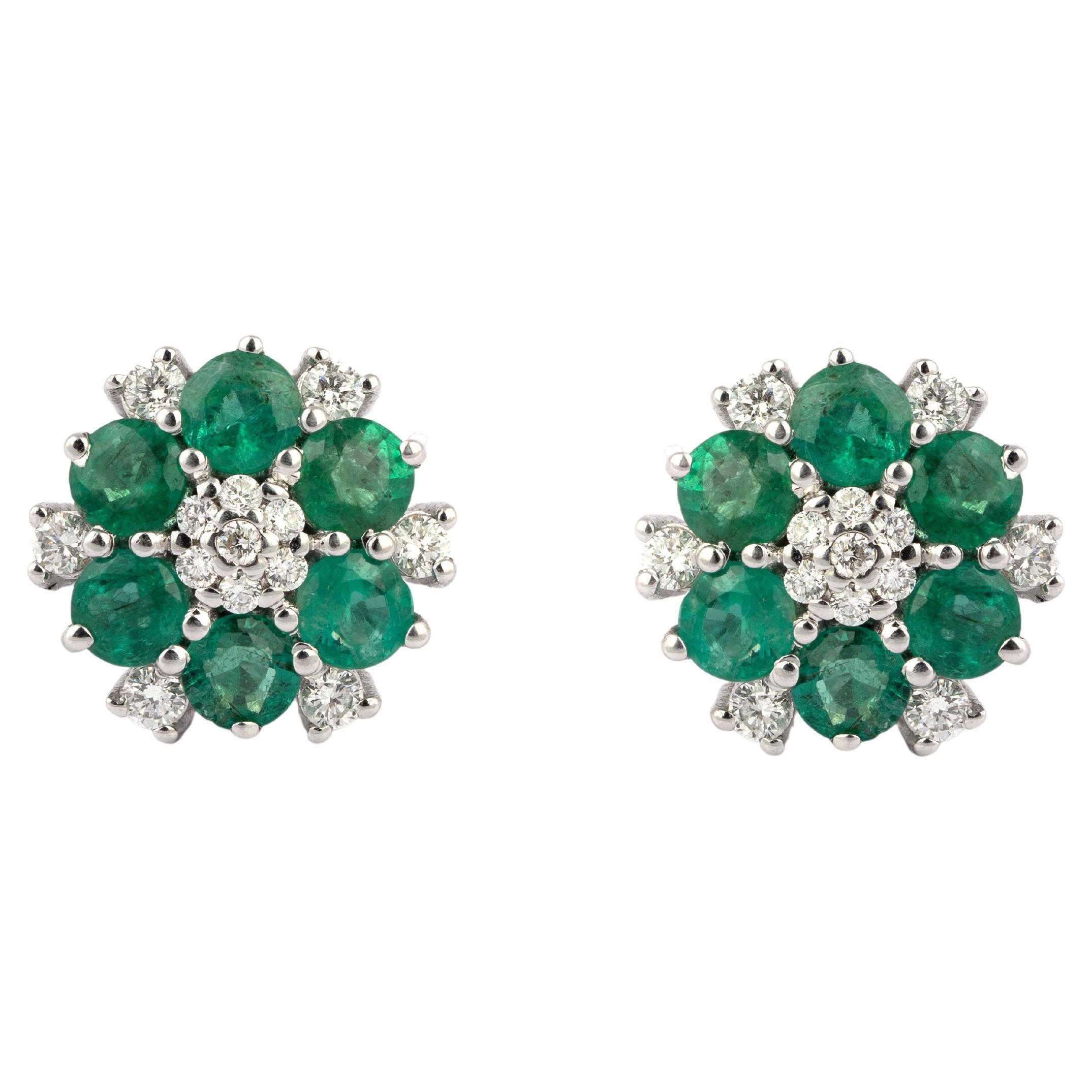 Natural Emerald Diamond Earring in 18k Gold For Sale at 1stDibs