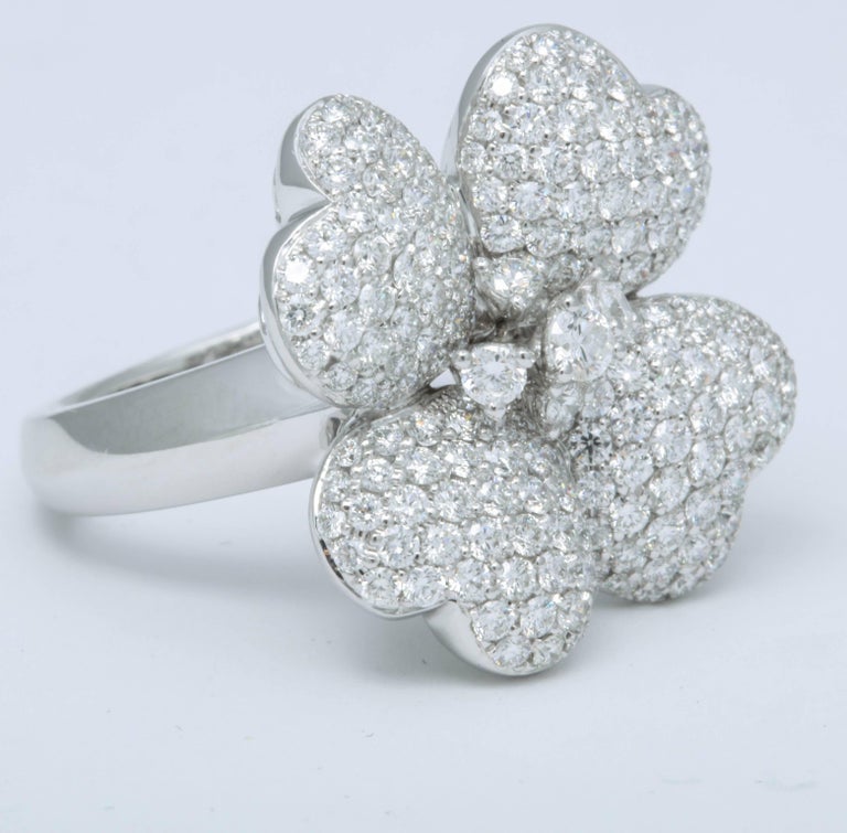Diamond Flower Ring For Sale at 1stDibs