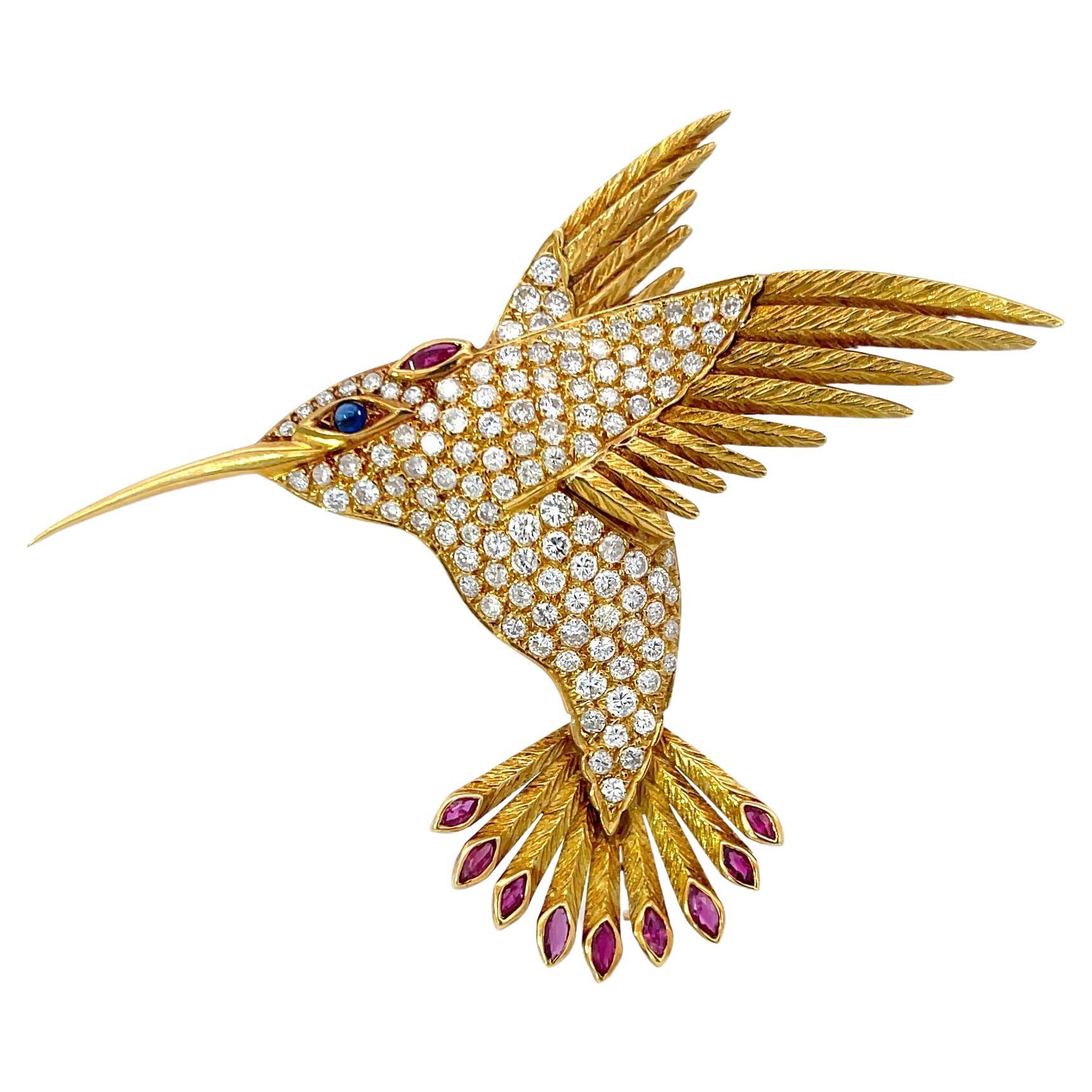 Diamond Hummingbird Brooch 18K Yellow Gold For Sale at 1stDibs