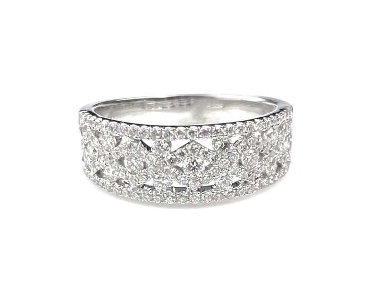 Diamond Right Hand Ring with Patterned Design For Sale at 1stDibs