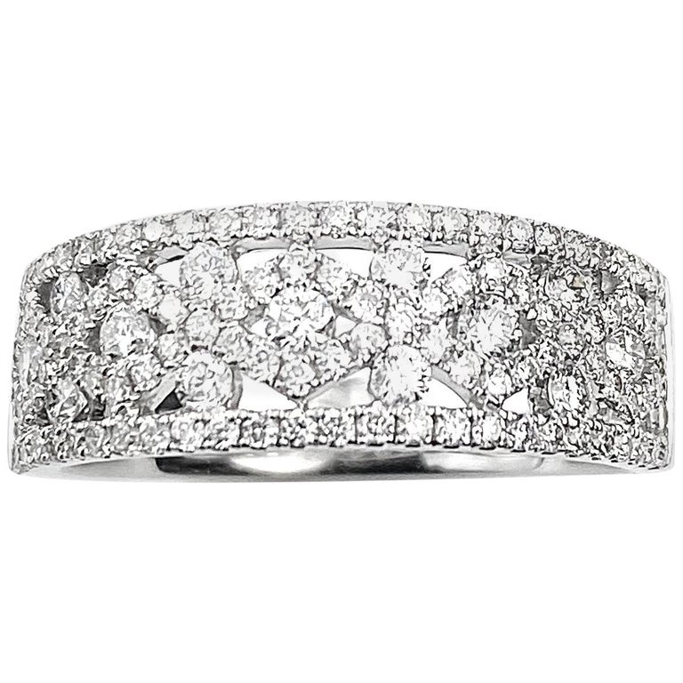 Diamond Right Hand Ring with Patterned Design For Sale at 1stDibs