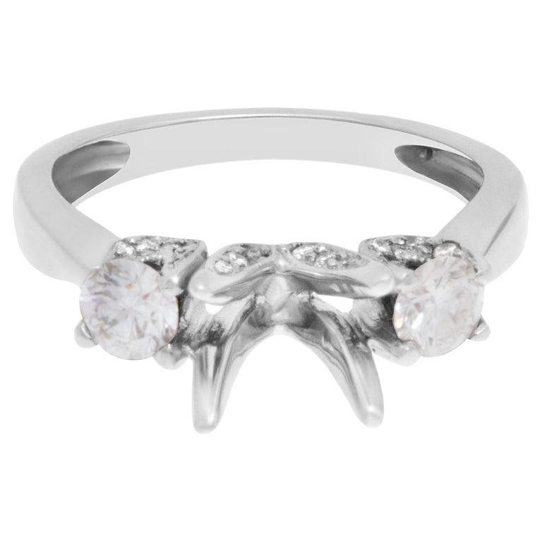 Diamond Setting with 2 Side Diamonds in 18k White Gold For Sale at 1stDibs