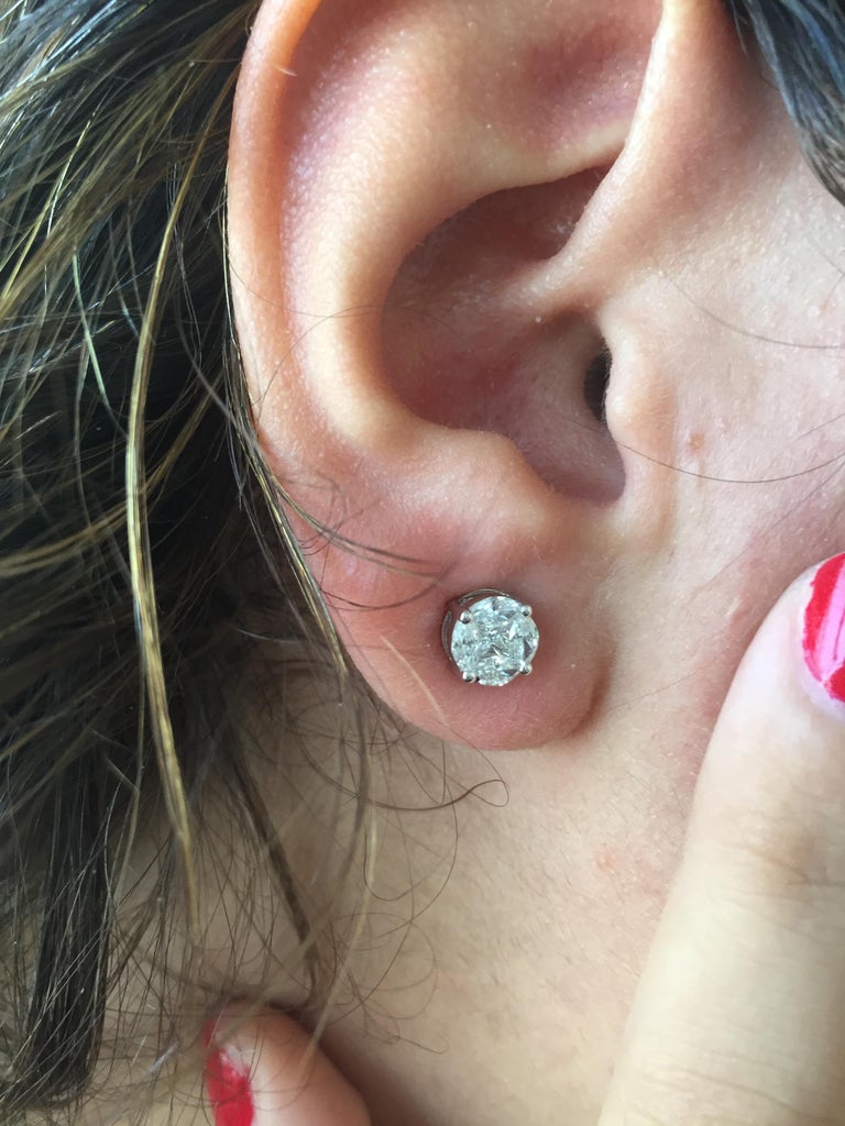 Round Shaped Diamond Studs 2.00 Carat For Sale at 1stDibs